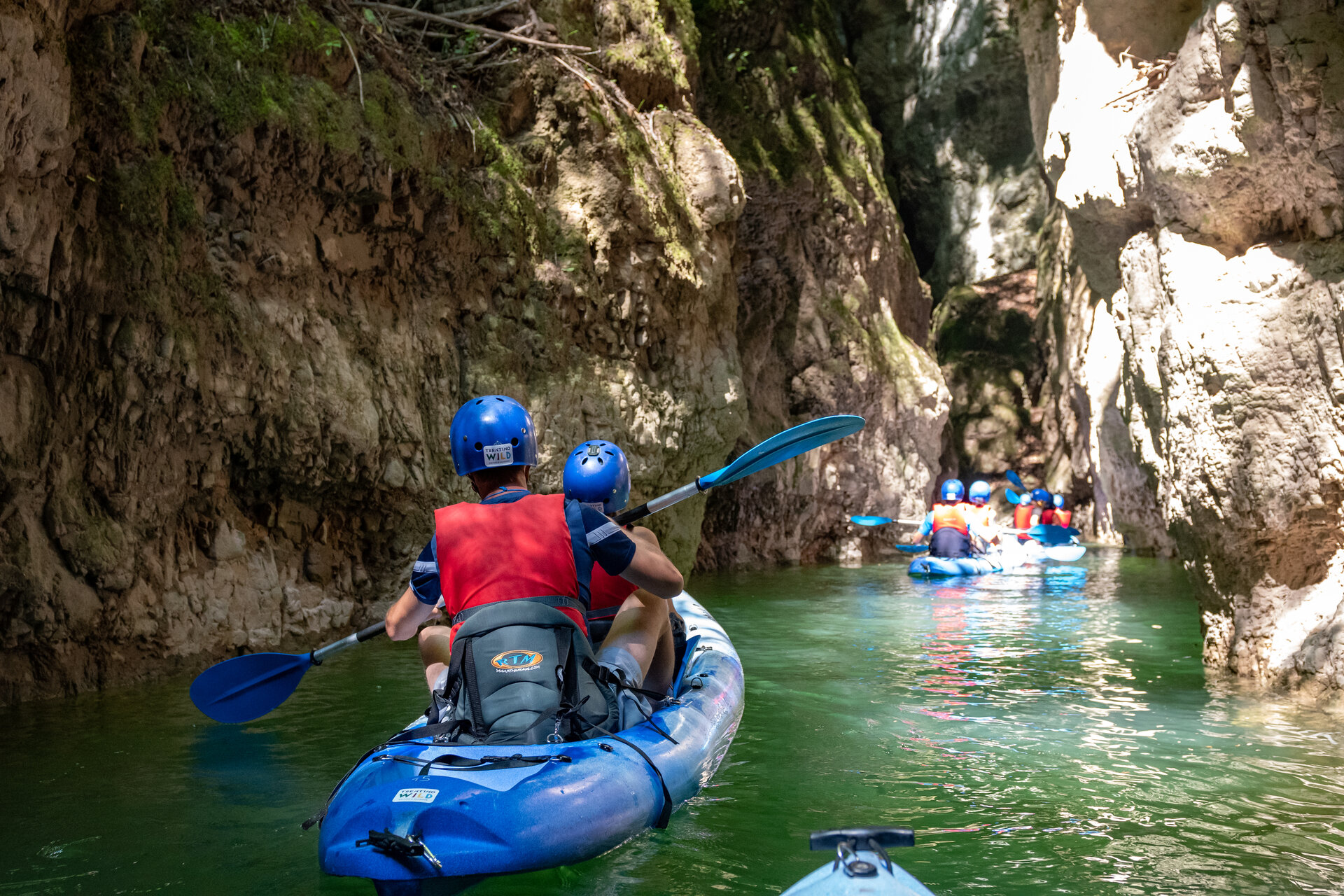 Escursione guidata in kayak ai canyon del Parco Fluviale Novella