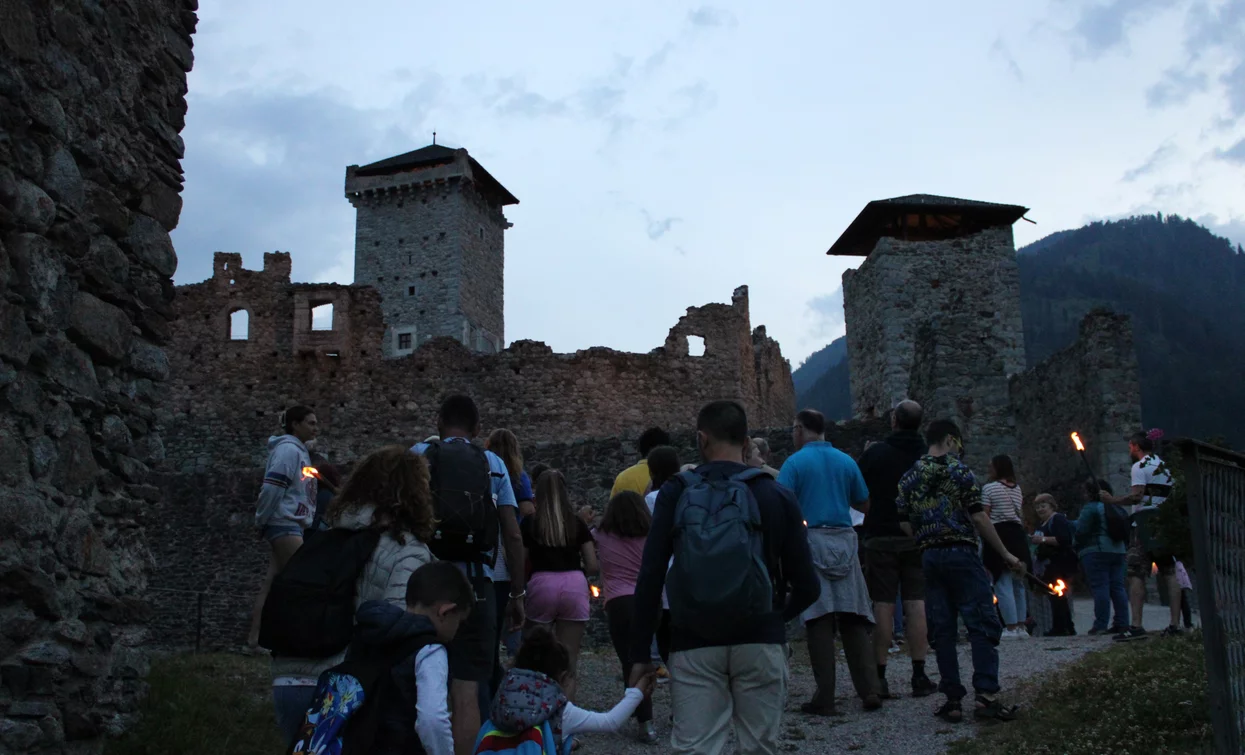 Una notte al castello tra fantasmi e leggende, WOW Experience Val di ...