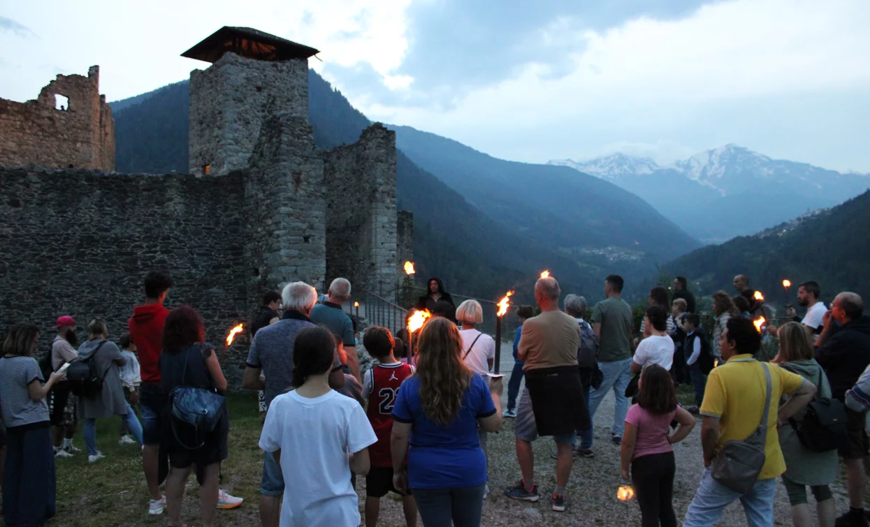 Una notte al castello tra fantasmi e leggende, WOW Experience Val di ...